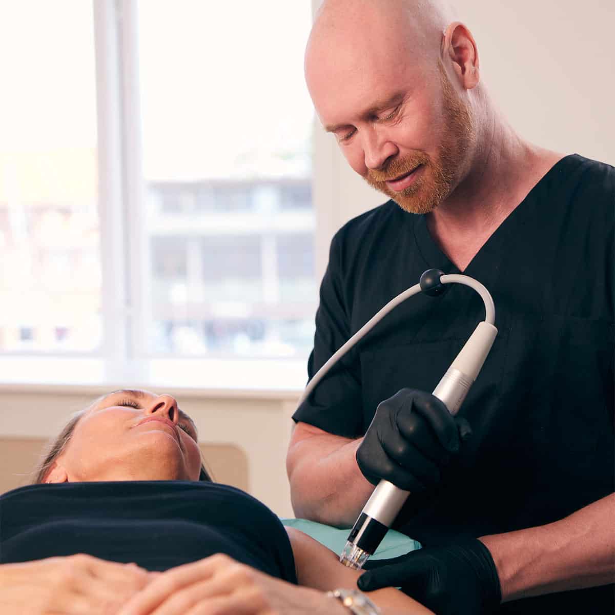 Genius RF microneedling | Effektiv rynkebehandling – Book i dag